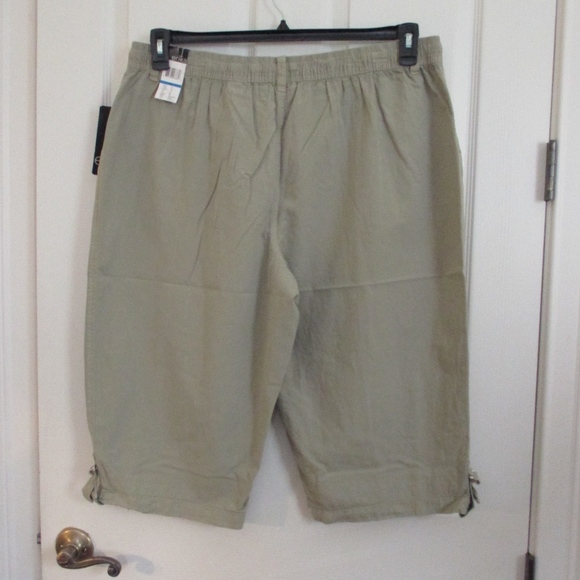 Erika | Pants & Jumpsuits | Nwt Erika Green Pullon Capri Pants Sz Pxl ...